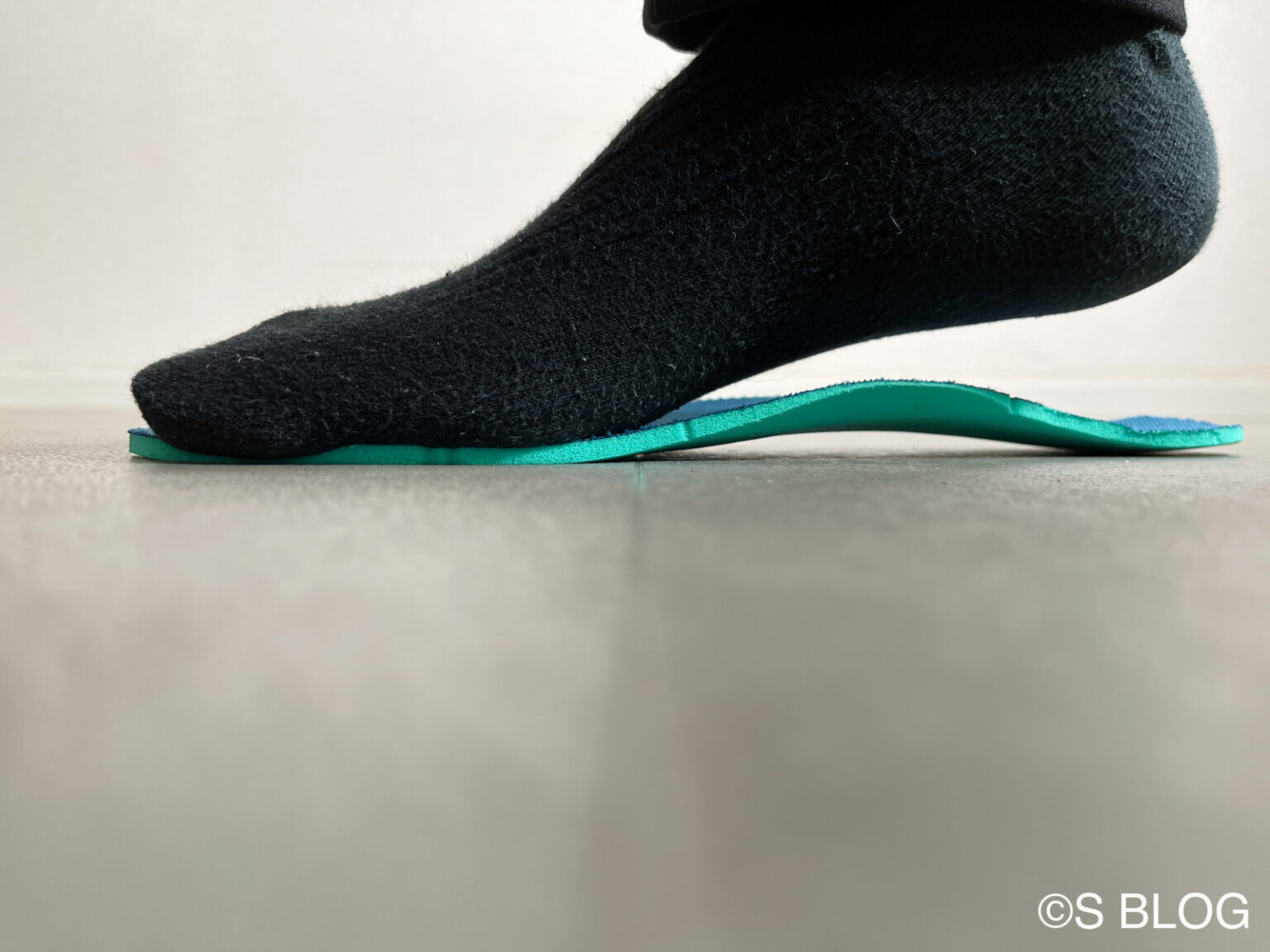 ニューバランス574のサイズ感は？「2E」と「D」の違いからサイズの選び方を紹介